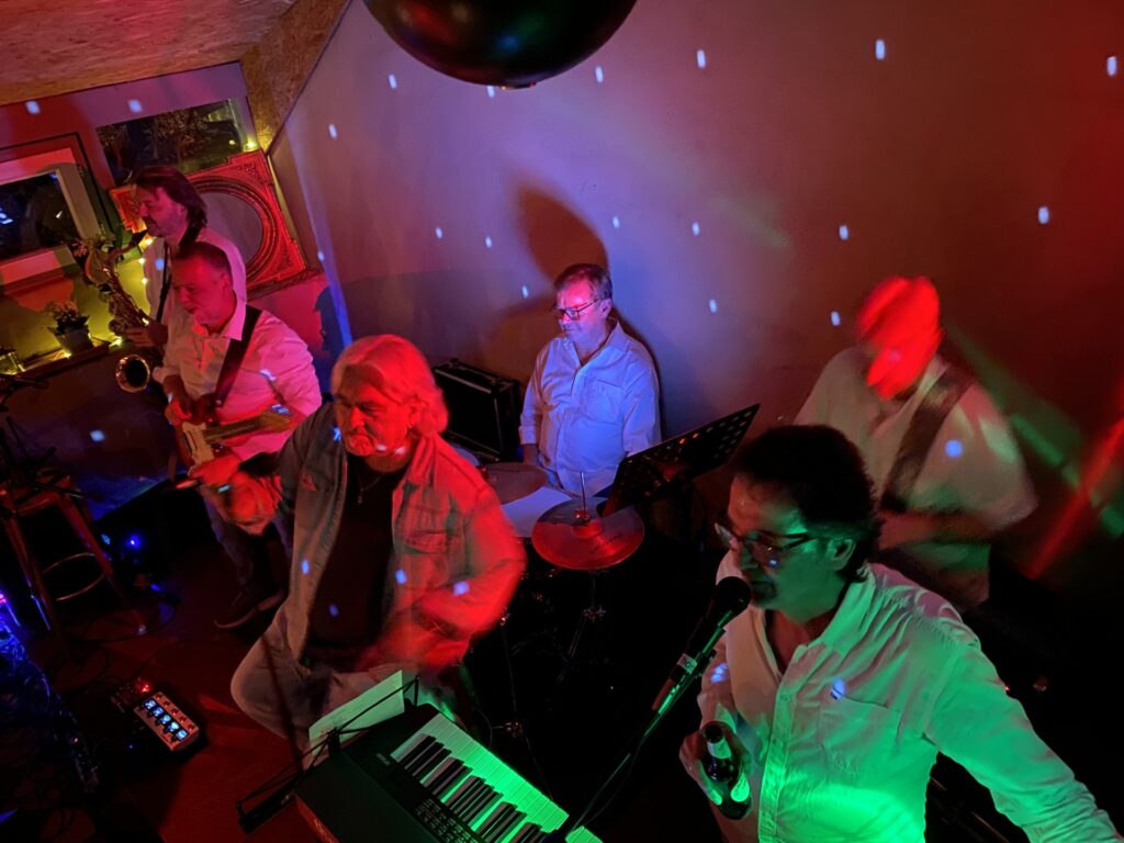 Von gemütlich konzertant bis rockig „abhotten“, in HANNES CAFÉ war ...